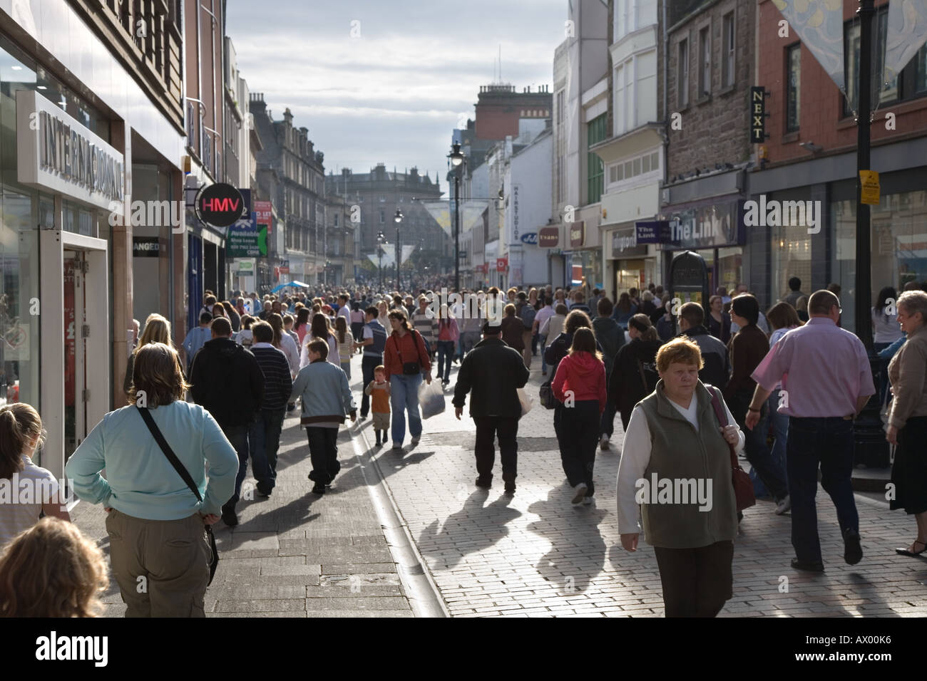People out in town centre dundee hi-res stock photography and images ...