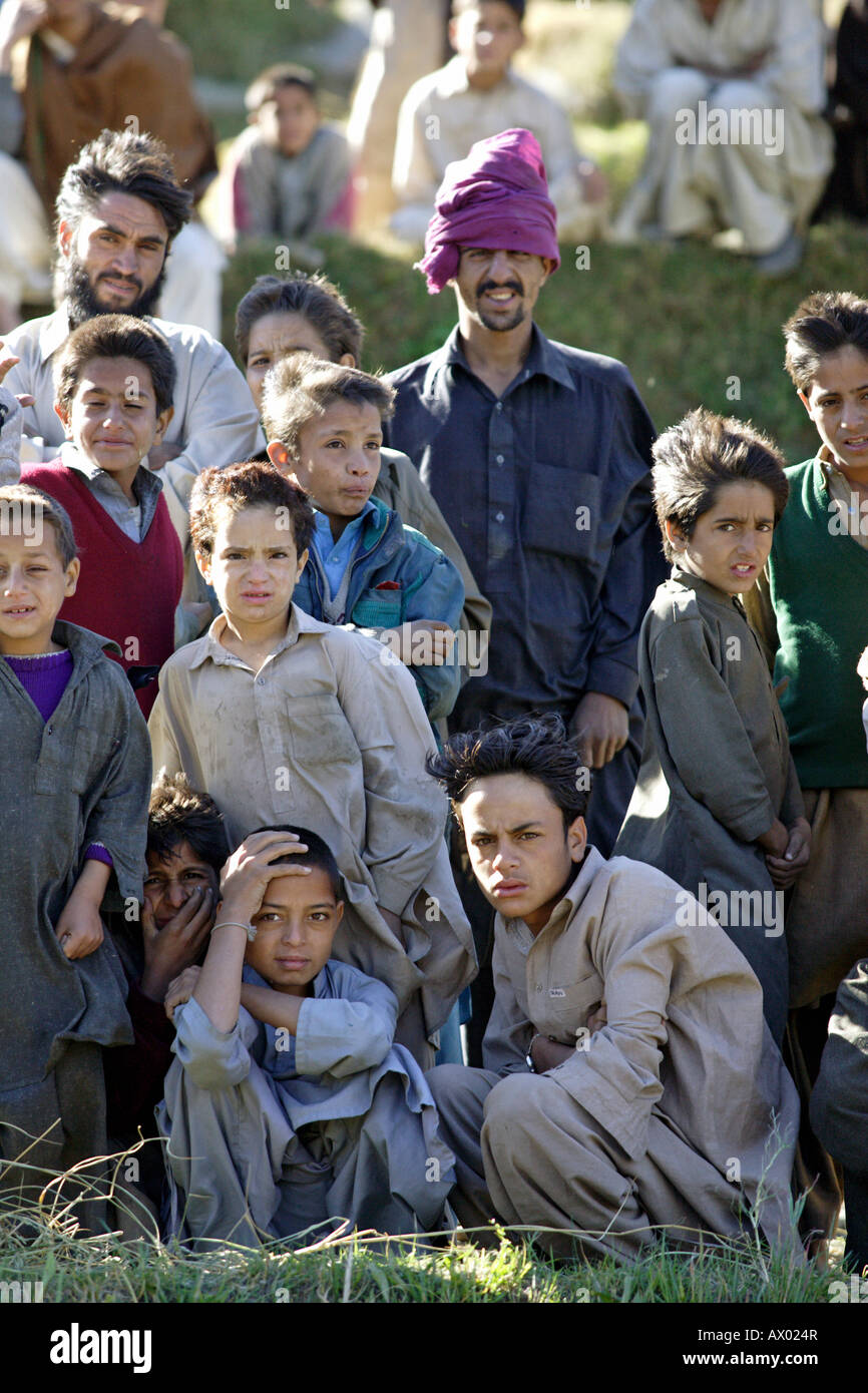 People from the earthquake area in Pakistan Stock Photo - Alamy