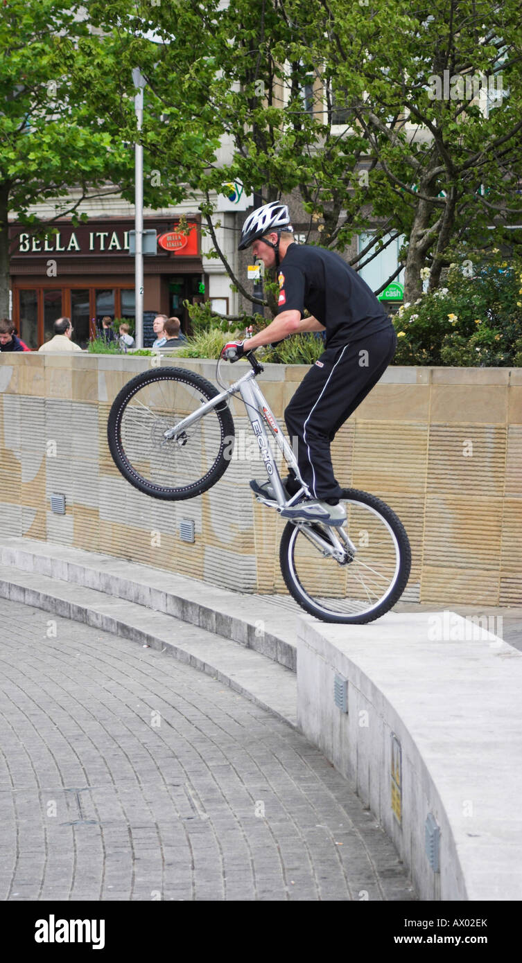 Manchester piccadilly gardens crowd hi-res stock photography and images ...
