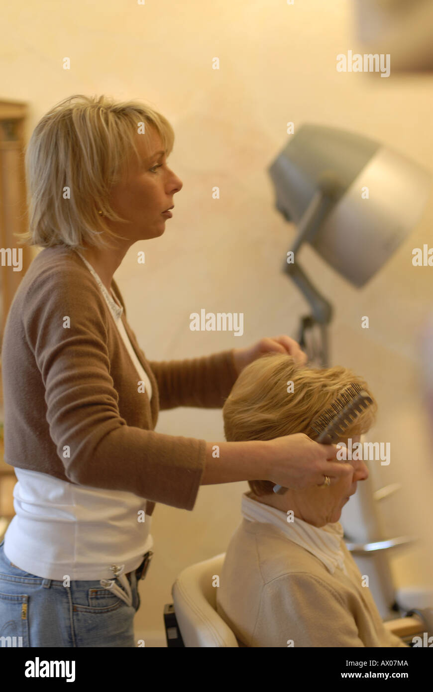 Friseur Friseuse Friseurin Friseursalon Haare schneiden Kundin ...
