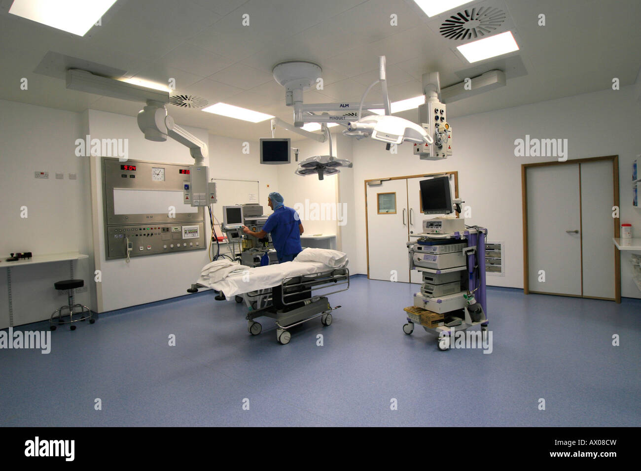 Nhs surgery theatre hi-res stock photography and images - Alamy