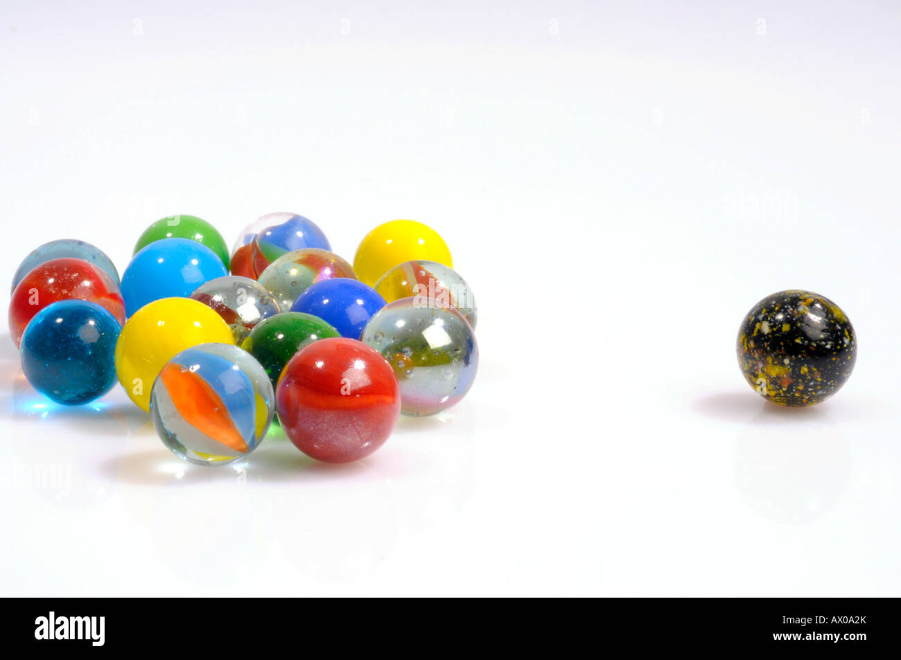 Different coloured marbles hi-res stock photography and images - Alamy