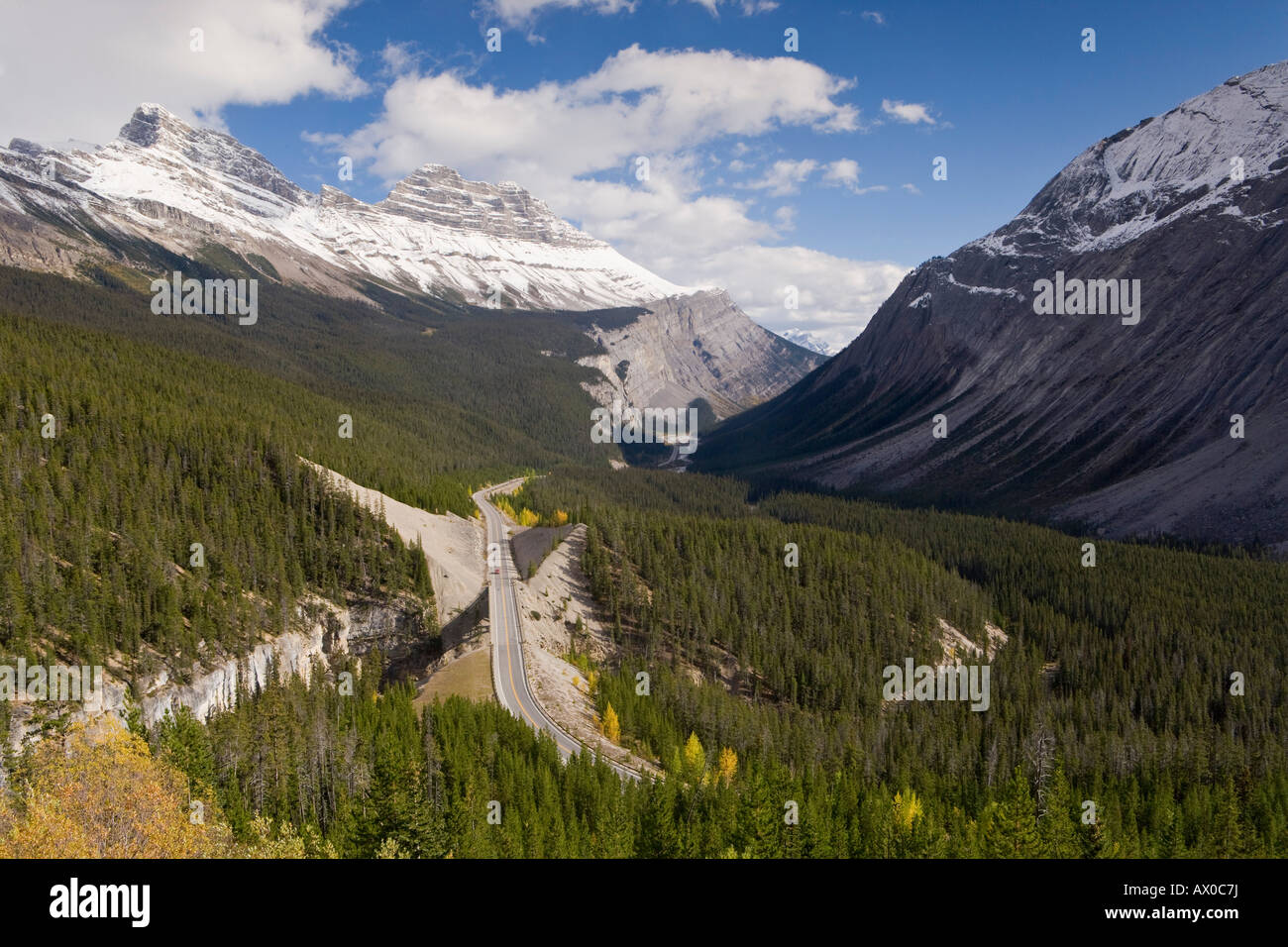 The Icefields Parkway between Banff & Jasper in Banff-Jasper National ...