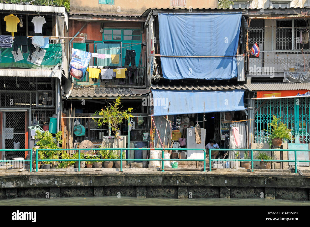 Poor housing thailand hi-res stock photography and images - Alamy