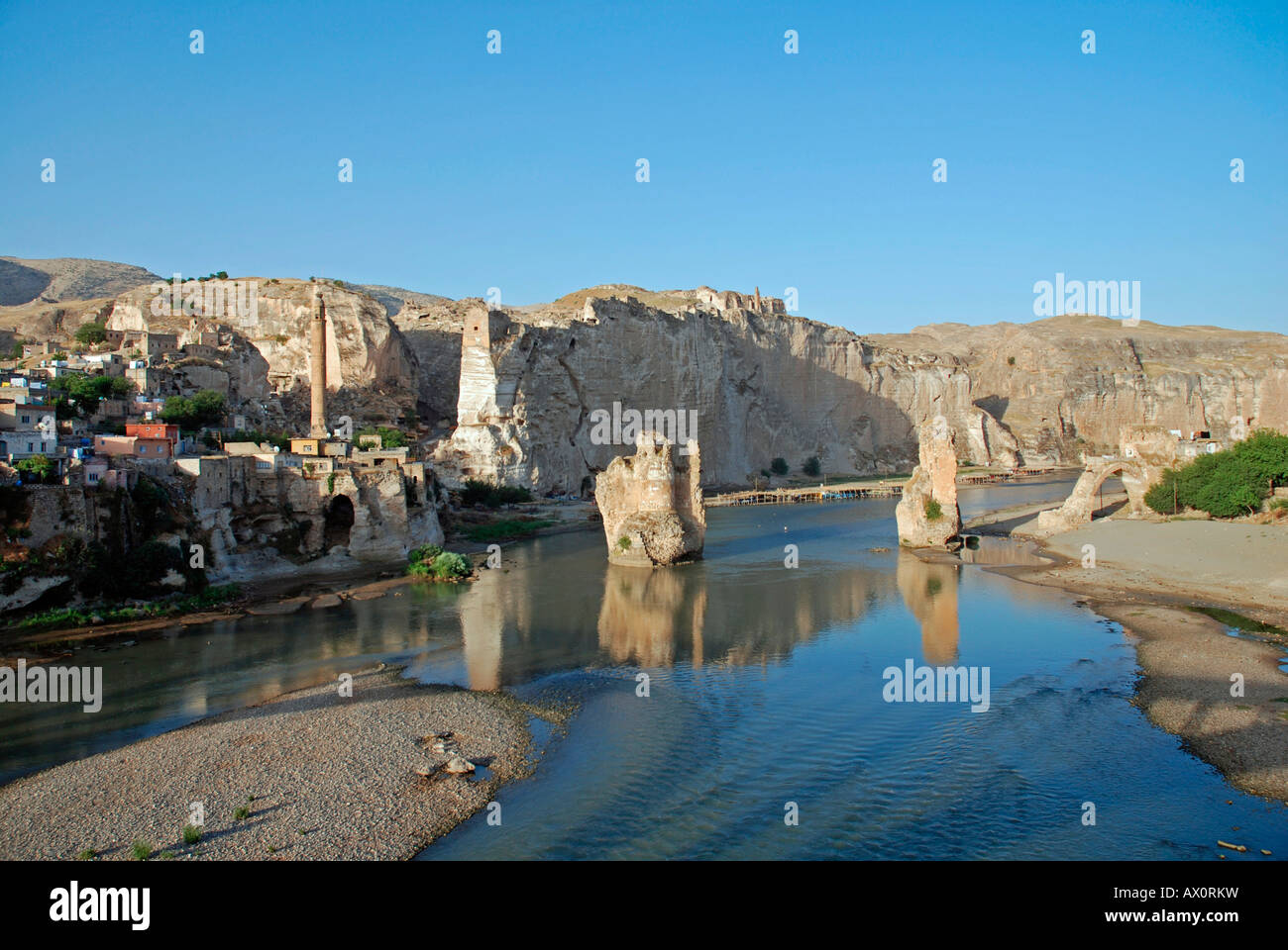 Old bridge over the Tigris River, Hasankeyf, southeastern Anatolia ...