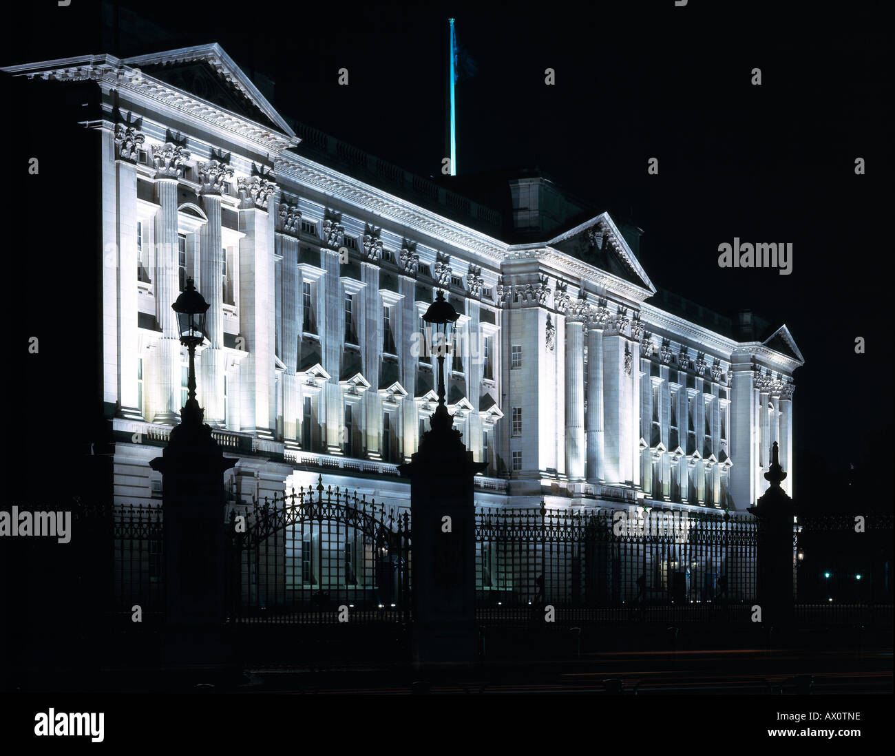 Buckingham palace courtyard hi-res stock photography and images - Alamy