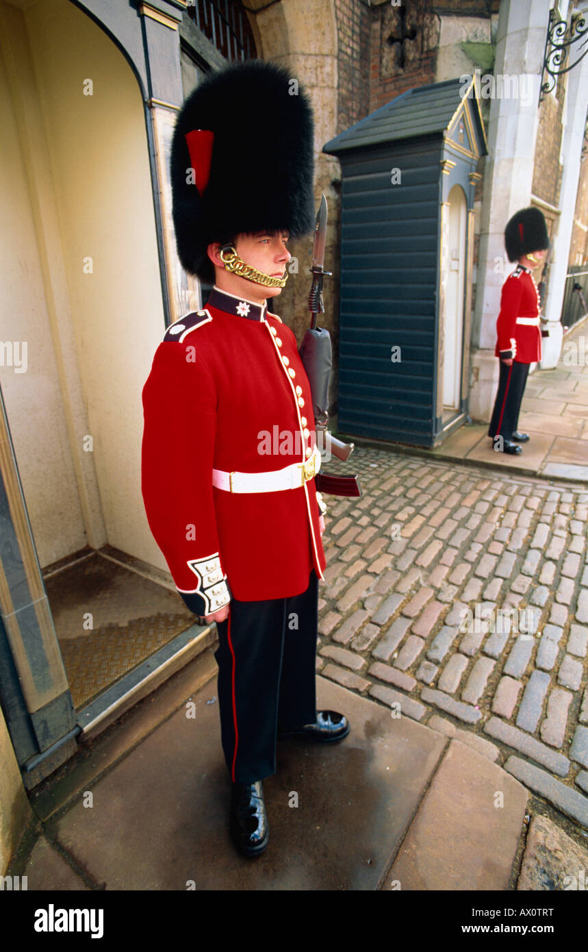 England, London, Guards at St. James's Palace Stock Photo - Alamy