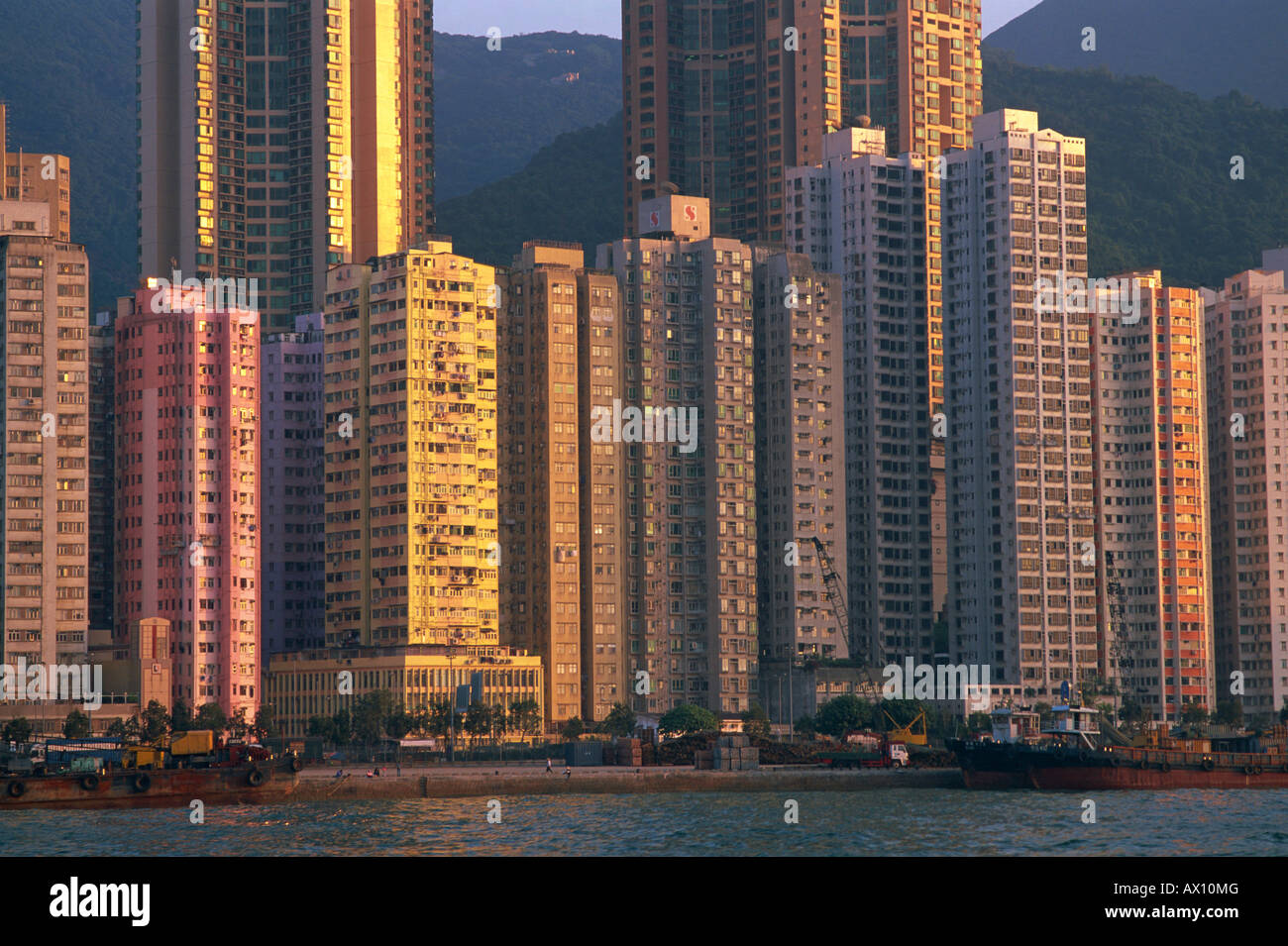 Hi rise apartment blocks hi-res stock photography and images - Alamy