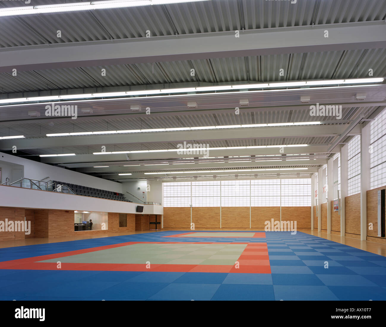 Empty judo dojo hi-res stock photography and images - Alamy