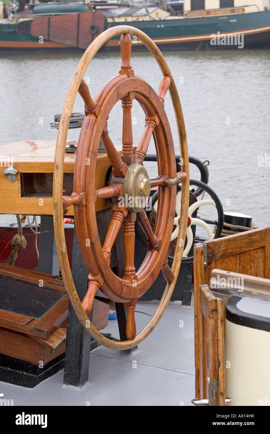 Wooden ships wheel hi-res stock photography and images - Alamy