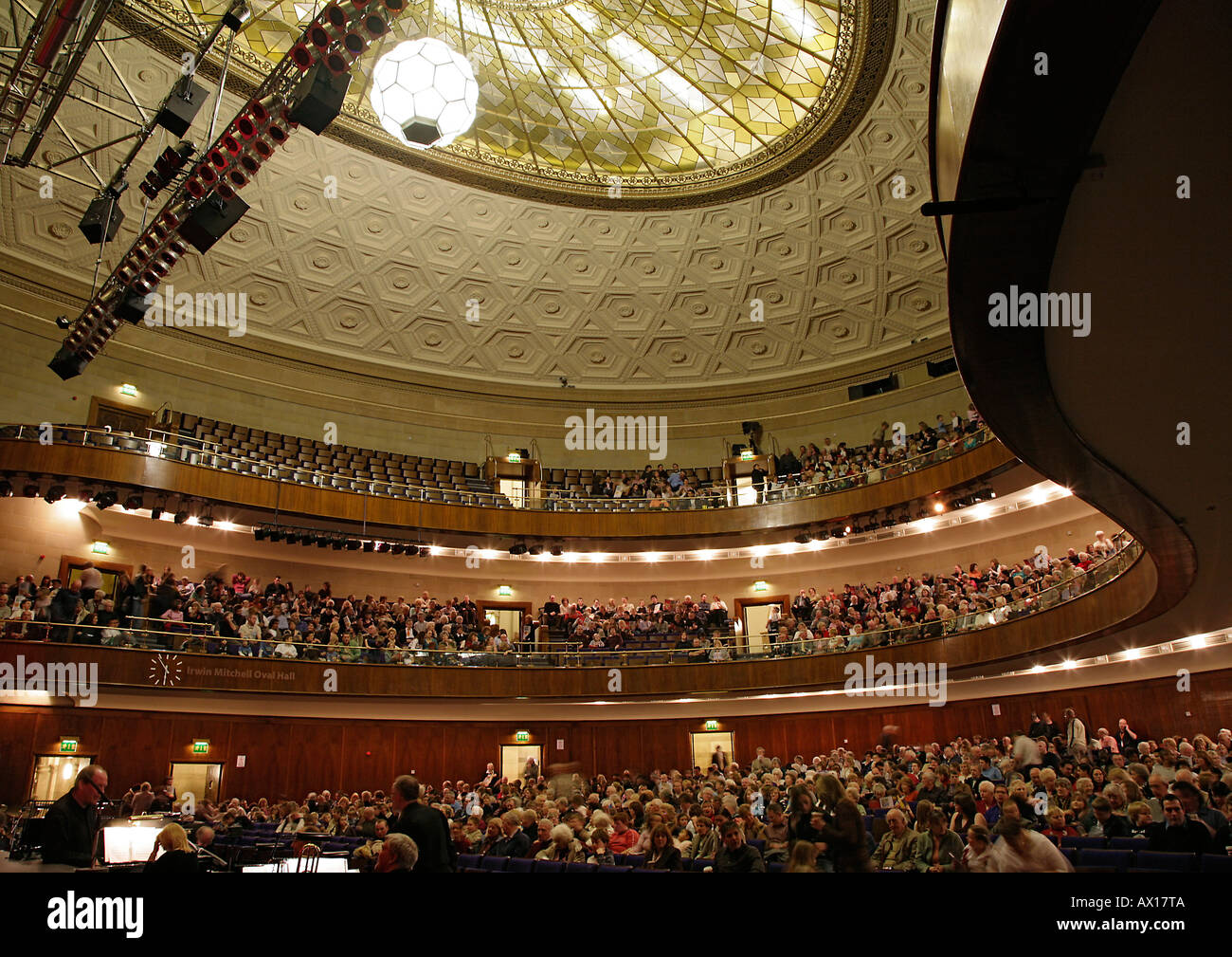 Sheffield city hall crowds hi-res stock photography and images - Alamy