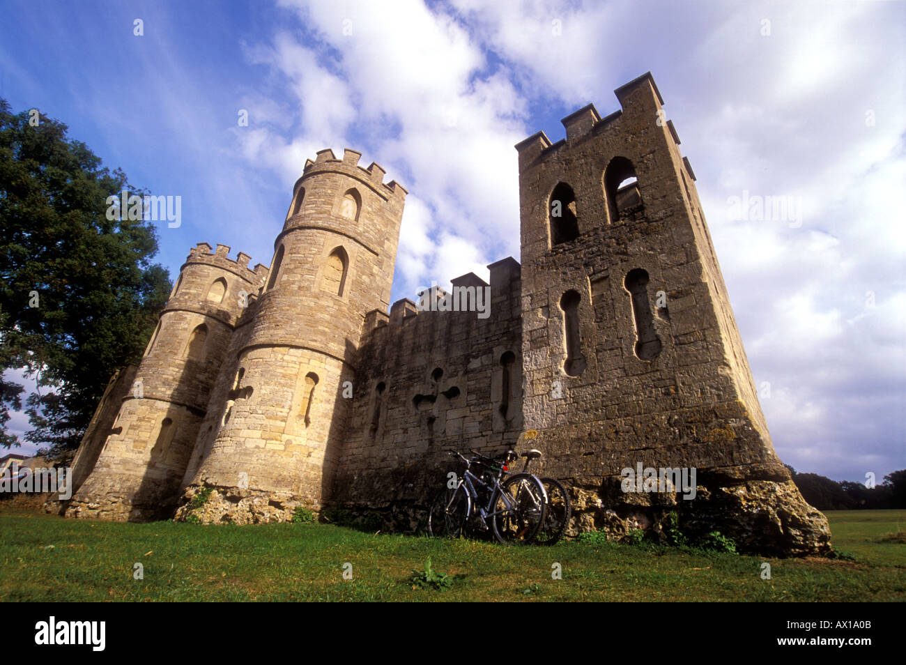 Sham castle bath england hi-res stock photography and images - Alamy