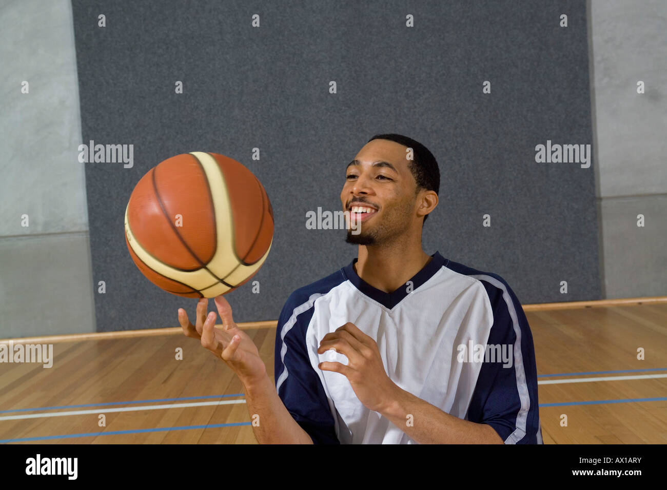 Black basketball player spinning hi-res stock photography and images ...