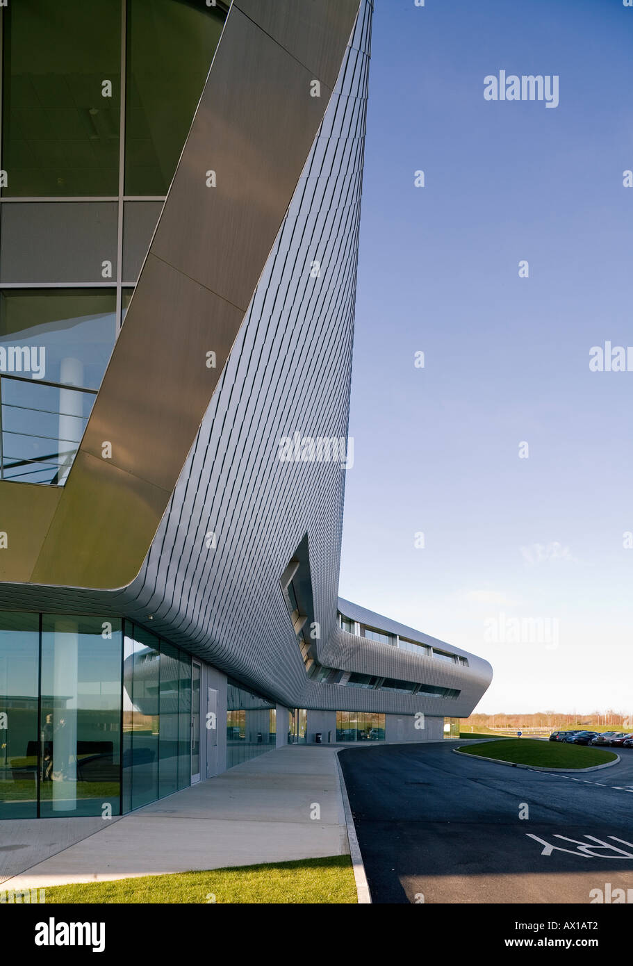 Farnborough airport terminal building hi-res stock photography and ...