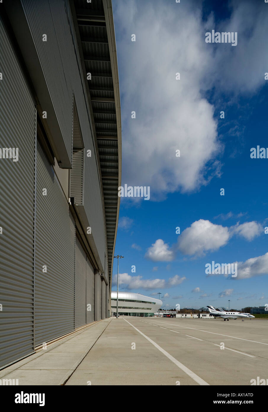 Farnborough airport terminal building hi-res stock photography and ...