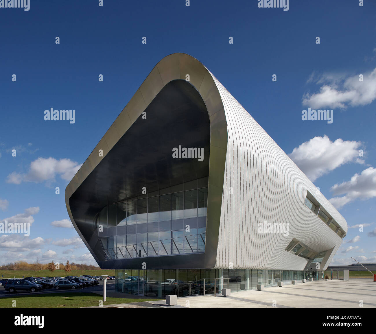 Farnborough airport terminal building hi-res stock photography and ...