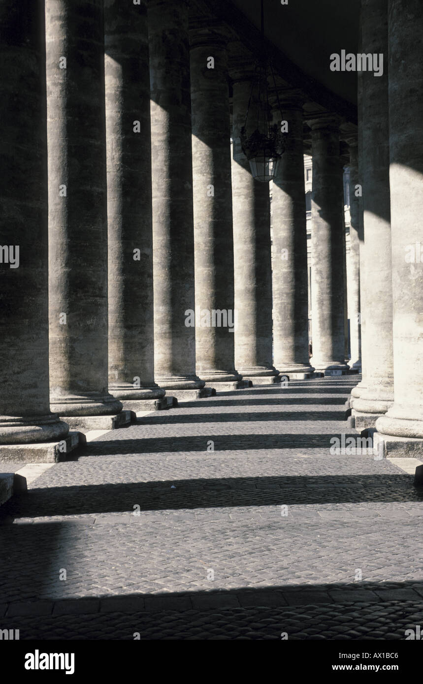 Curving colonnade hi-res stock photography and images - Alamy