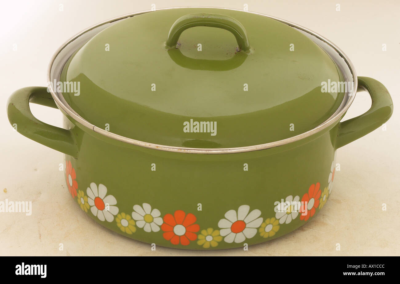 Pot with handles hi-res stock photography and images - Alamy