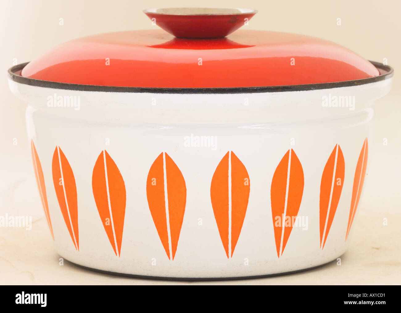 Metal dish hi-res stock photography and images - Alamy