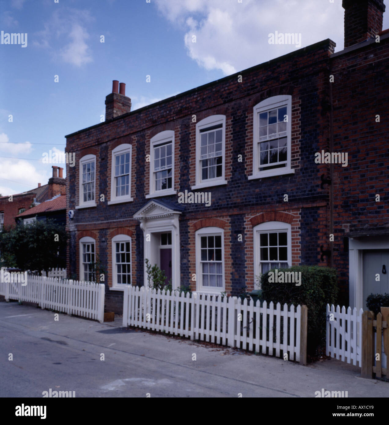 London house front door hedge hi-res stock photography and images - Alamy
