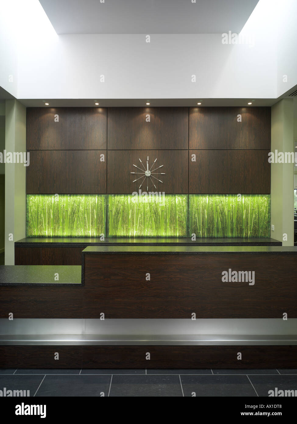 College reception desk hi-res stock photography and images - Alamy