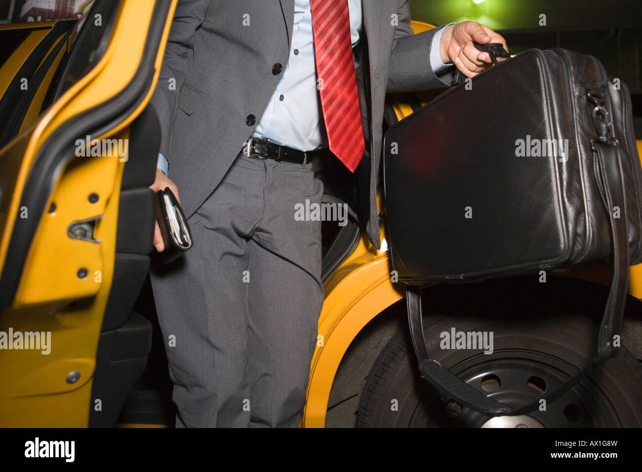 Man leaving taxi cab hi-res stock photography and images - Alamy