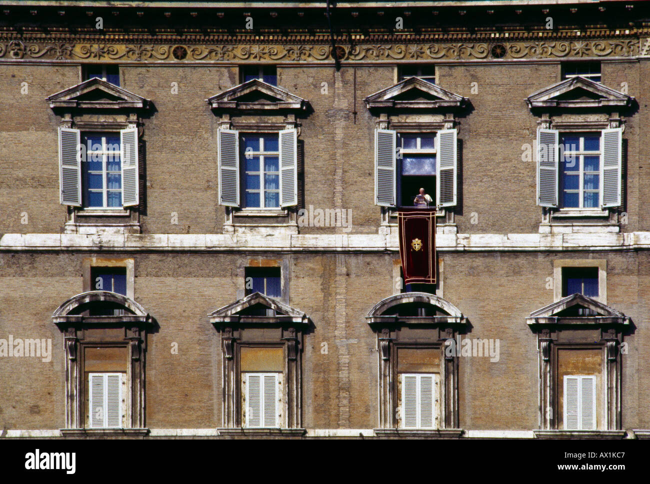 Pope blessing hi-res stock photography and images - Alamy