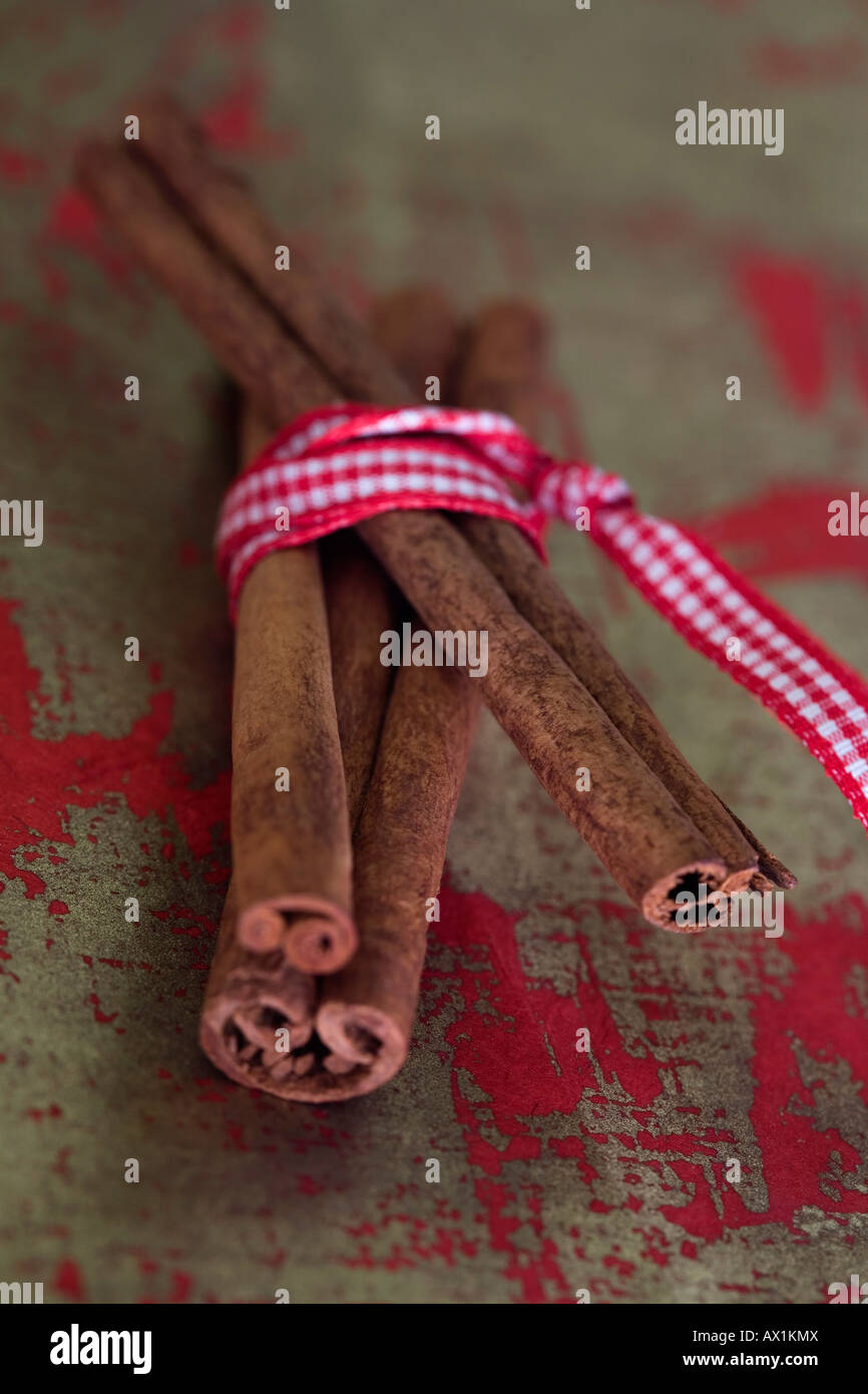 Cinnamon wrapped in ribbon Stock Photo - Alamy