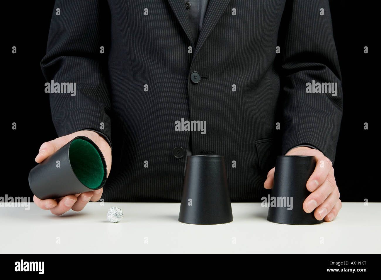 Shell game hi-res stock photography and images - Alamy