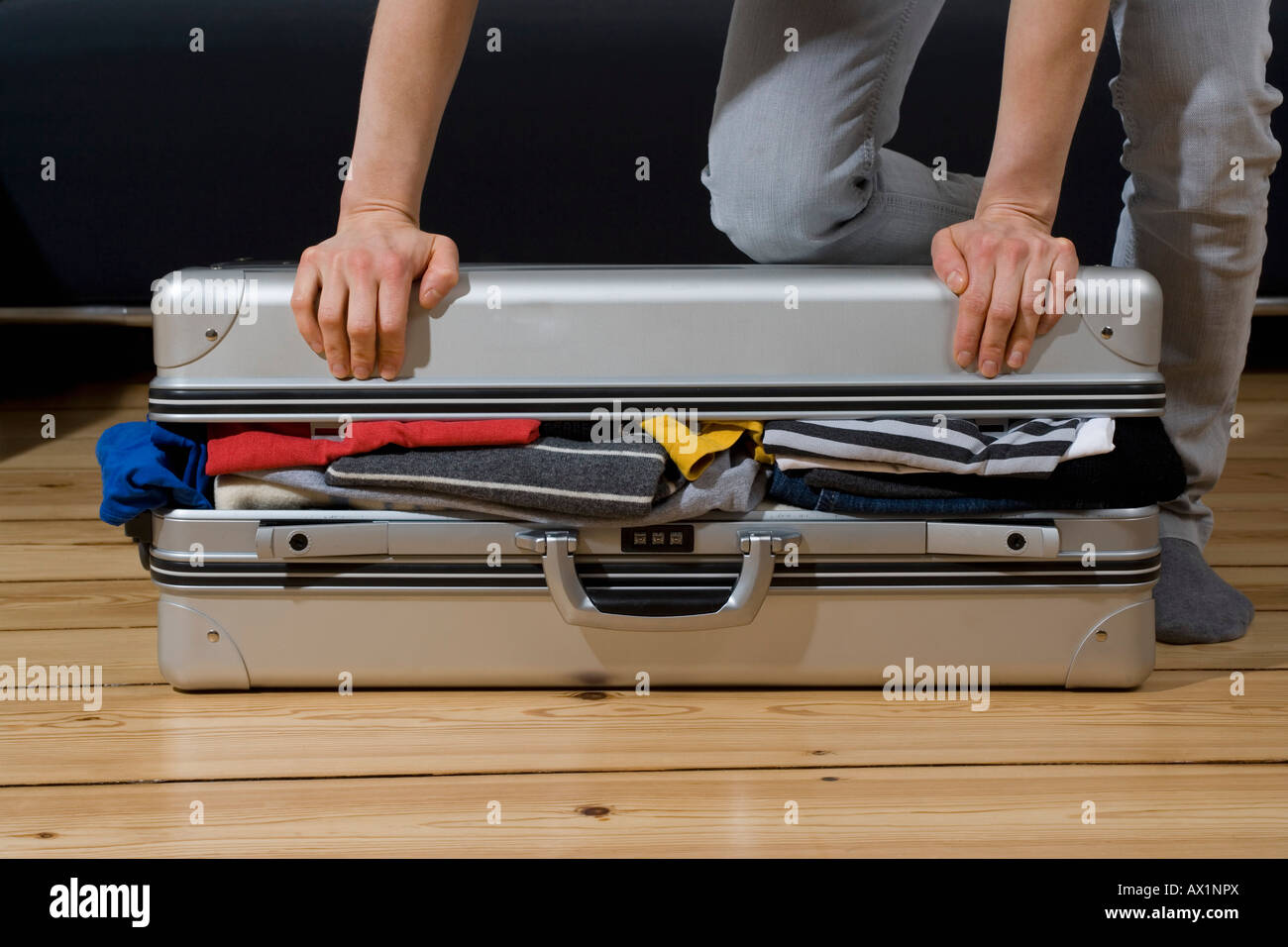 Overloaded Bulging Suitcase 280+ Overpacked Suitcase Stock Photos,