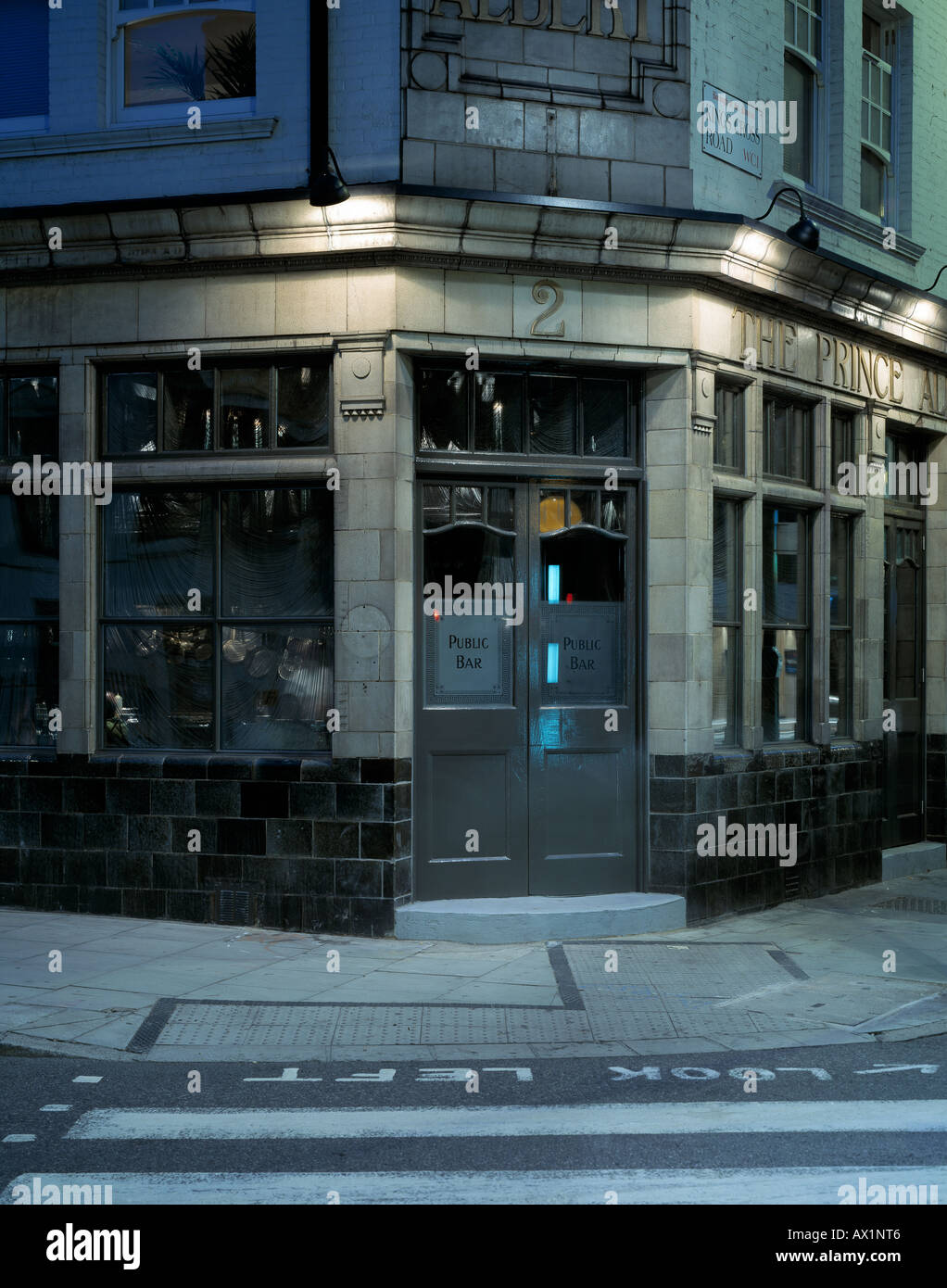 London storefront hi-res stock photography and images - Alamy