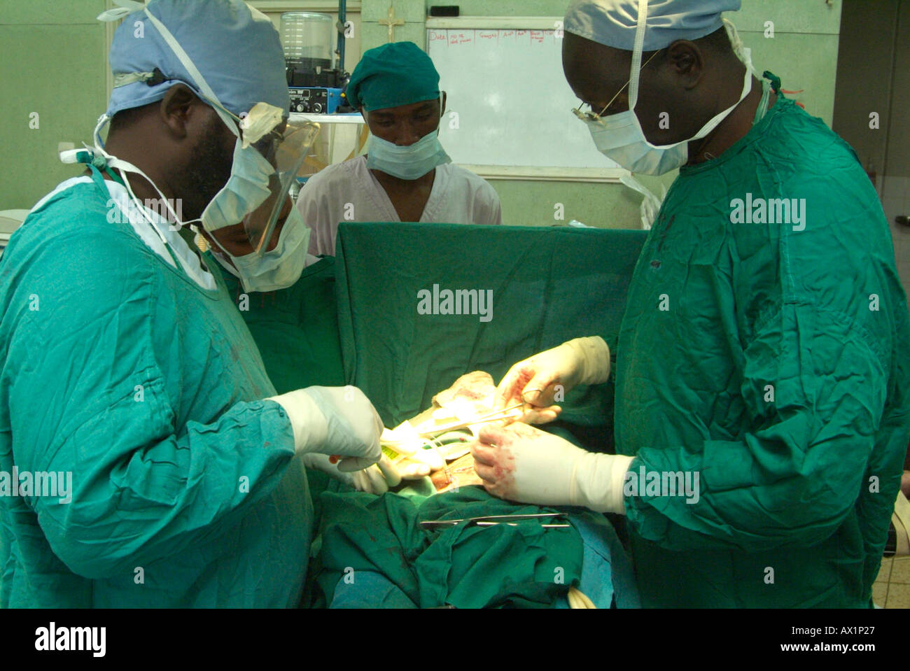 Closing the incision hi-res stock photography and images - Alamy