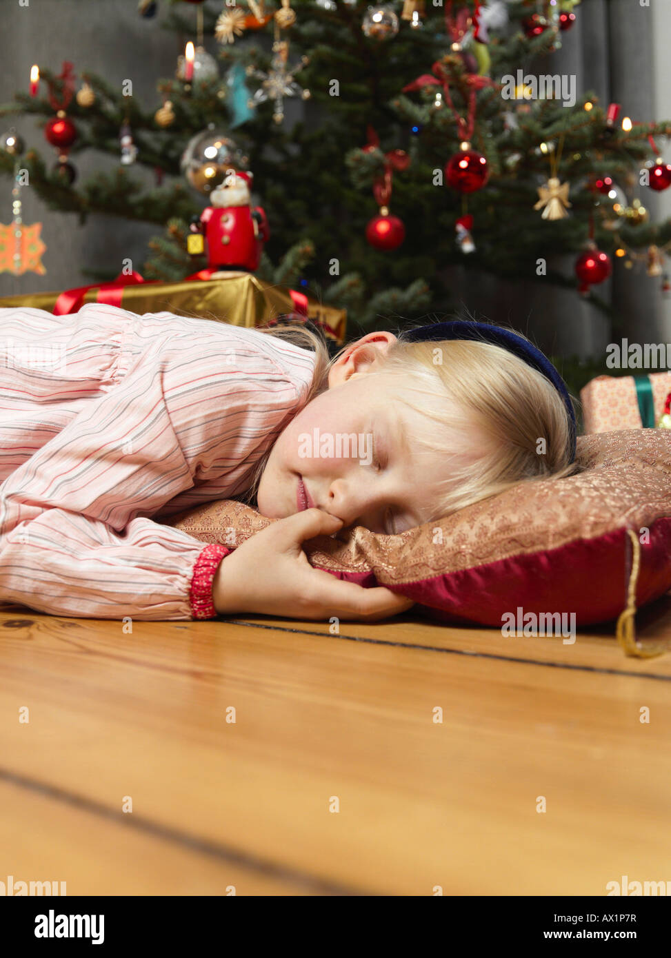 Children lying under tree hi-res stock photography and images - Alamy