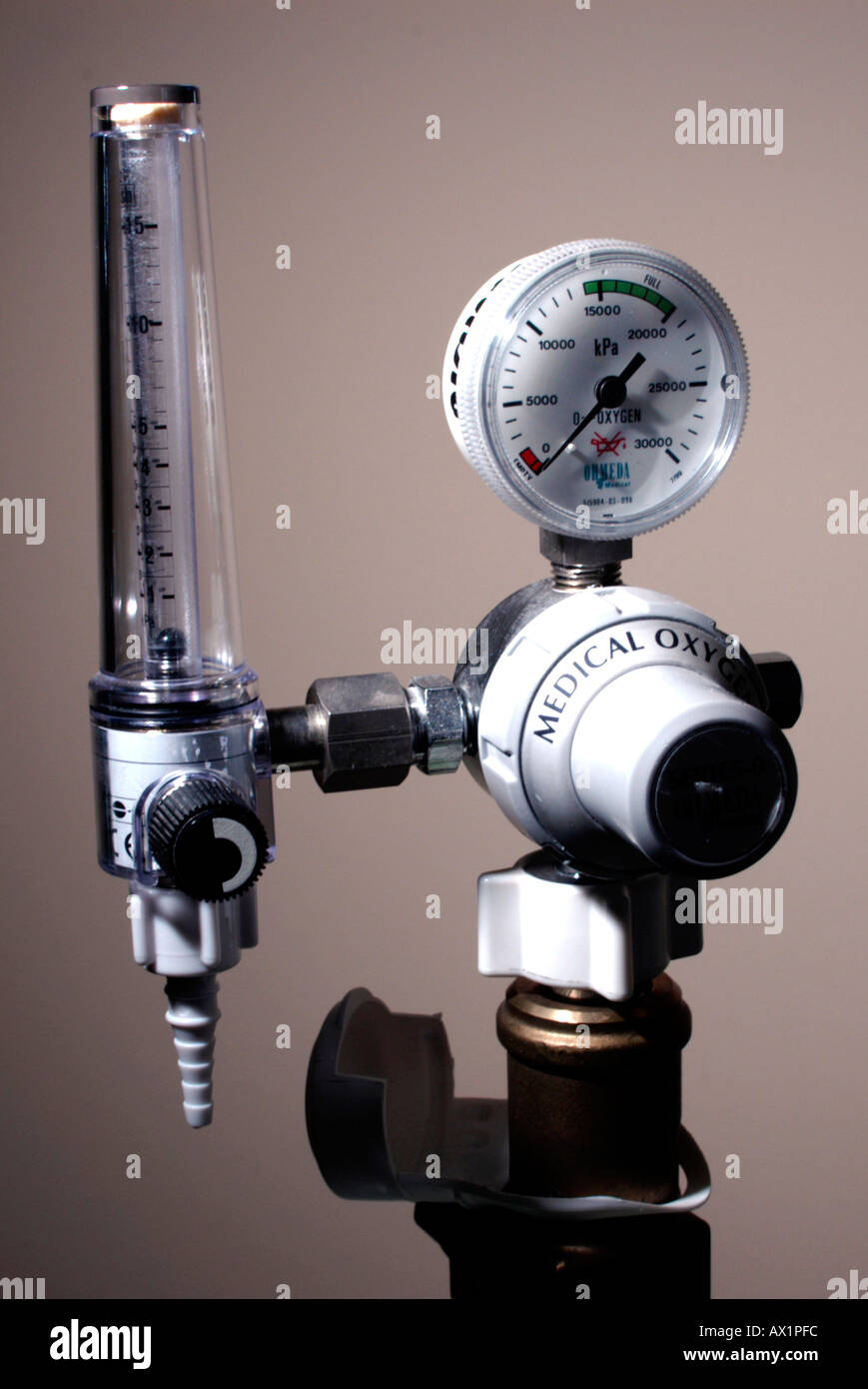 Oxygen cylinder nhs hospital hi-res stock photography and images - Alamy