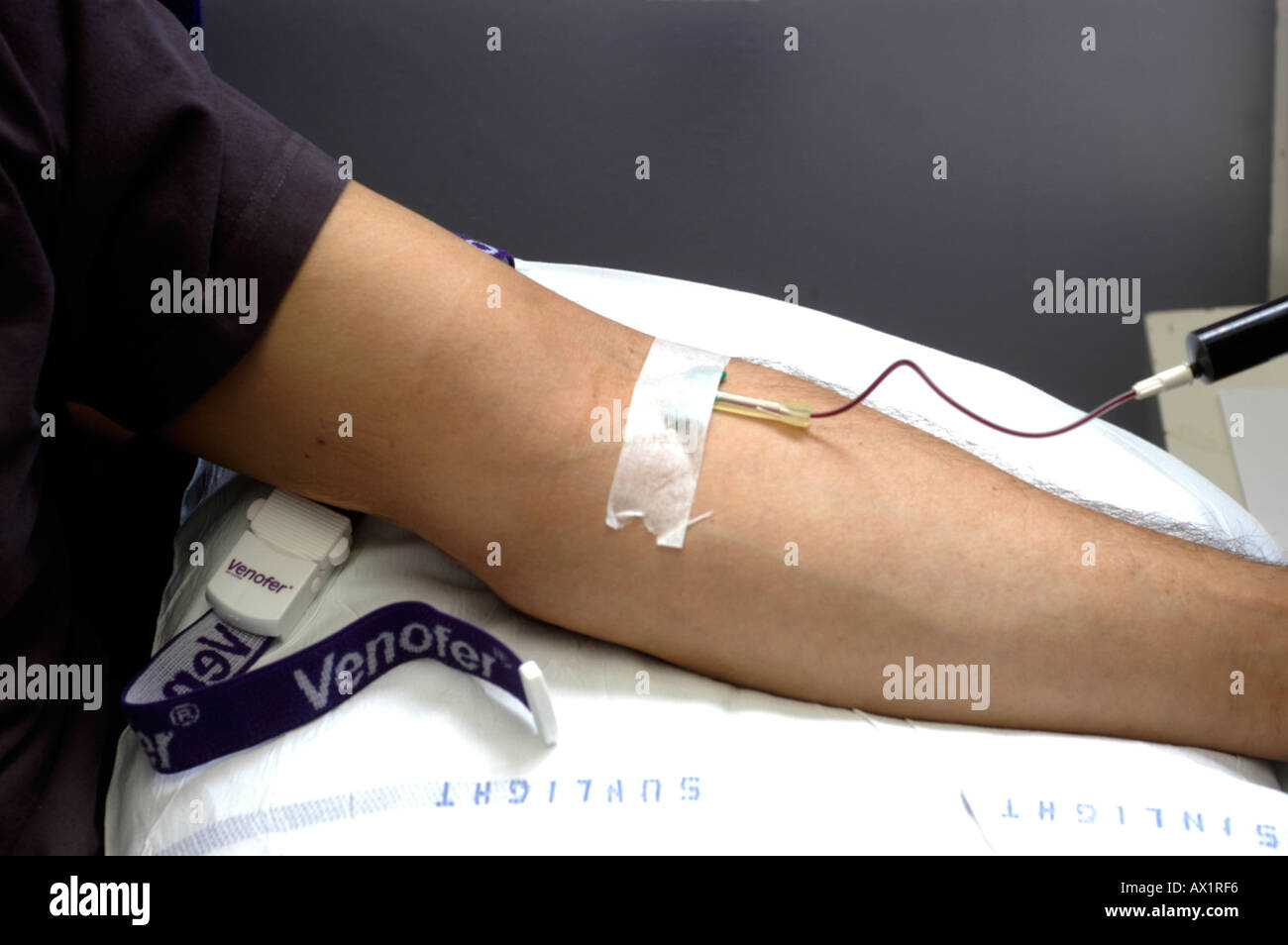 Insertion of butterfly needle into patients arm Stock Photo - Alamy