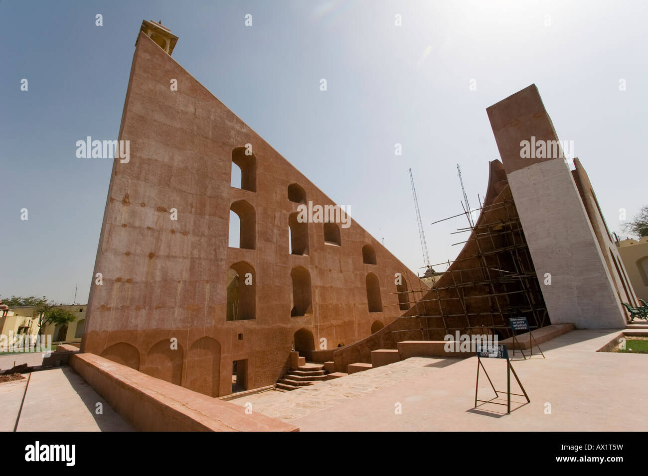 Brihat samrat yantra Ancient sky observing instrument, Jantar Mantar ...
