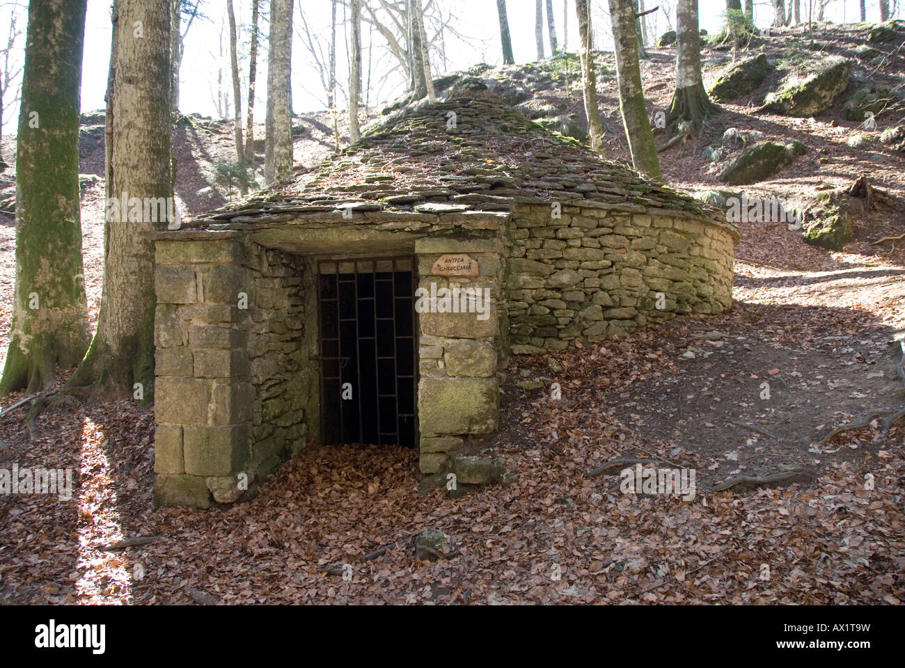 Natural stone hut hi-res stock photography and images - Alamy