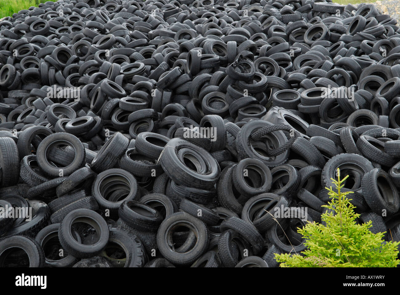Piles of car tyres hi-res stock photography and images - Alamy