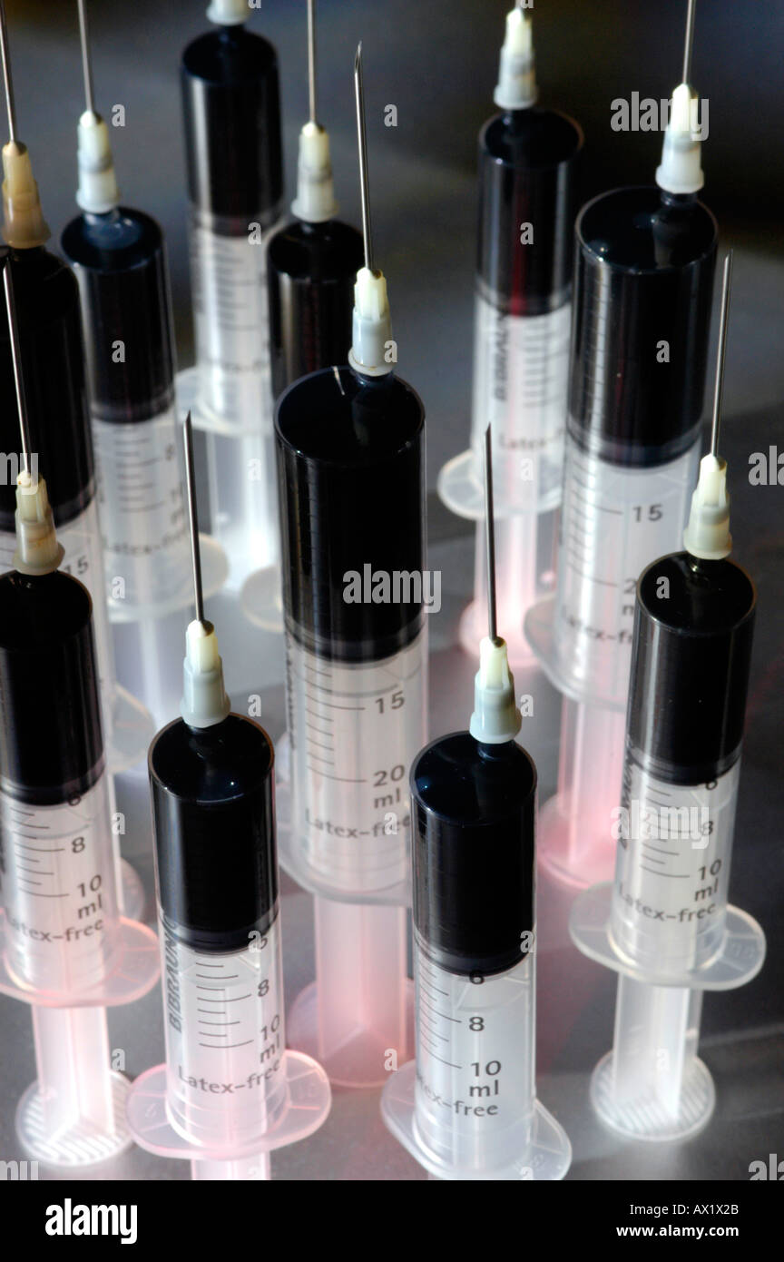 Multiple syringes with coloured background Stock Photo - Alamy