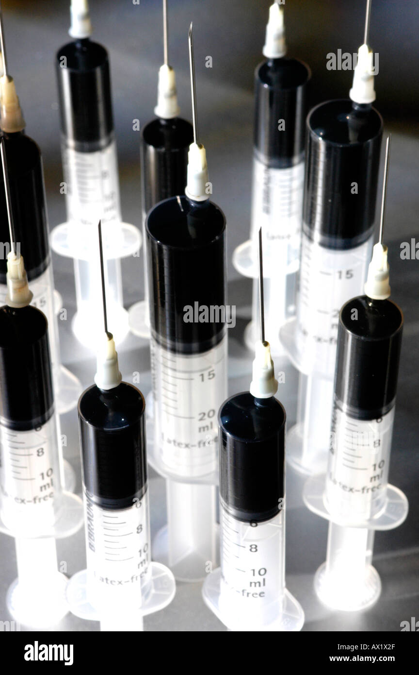 Multiple syringes with coloured background Stock Photo - Alamy