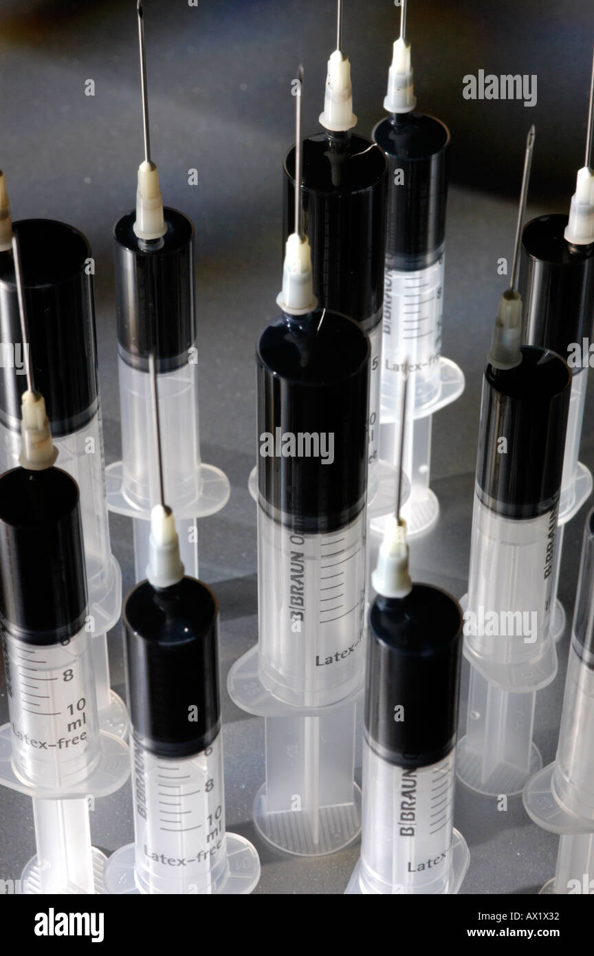 Multiple syringes with coloured background Stock Photo - Alamy