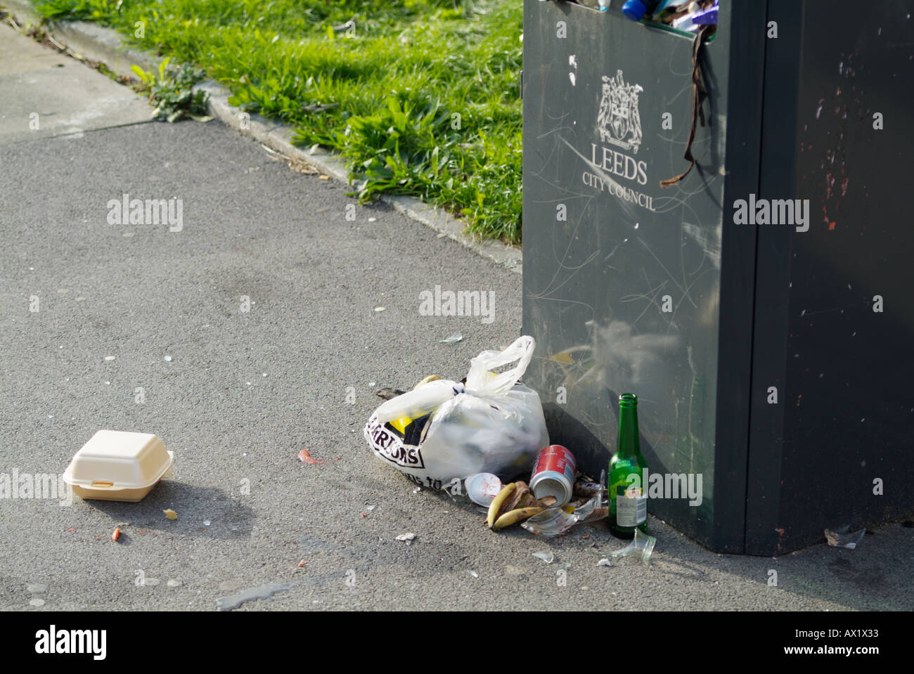 Rubish bins hi-res stock photography and images - Alamy