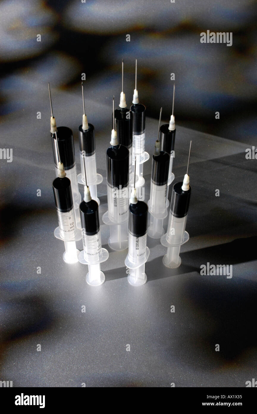 Multiple syringes with coloured background Stock Photo - Alamy