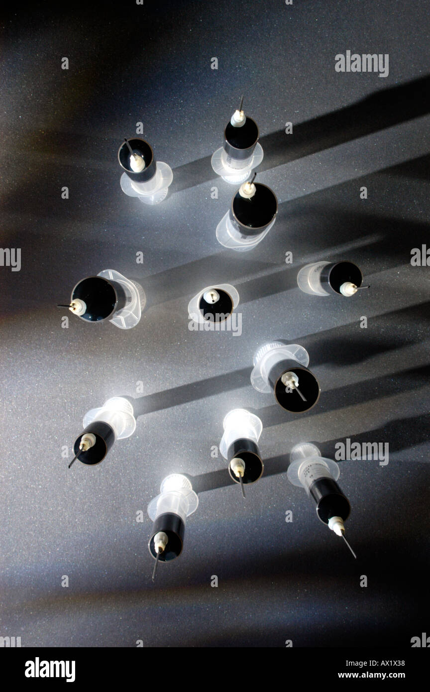 Multiple syringes with coloured background Stock Photo - Alamy