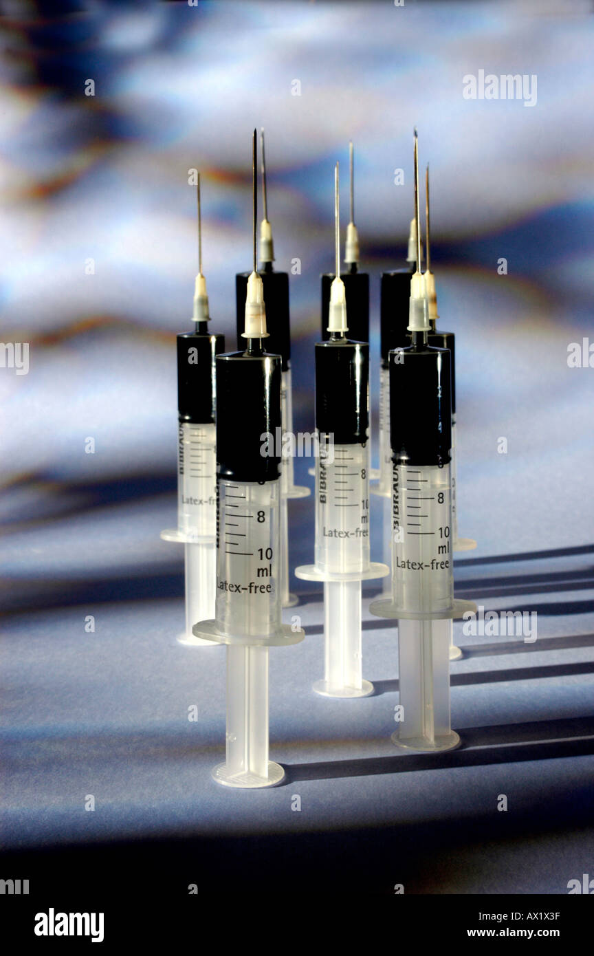 Multiple syringes with coloured background Stock Photo - Alamy