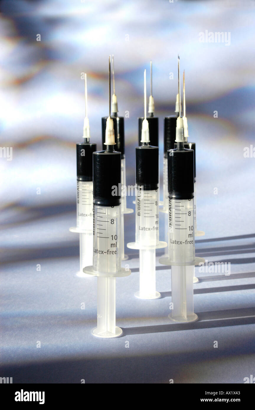 Multiple syringes with coloured background Stock Photo - Alamy