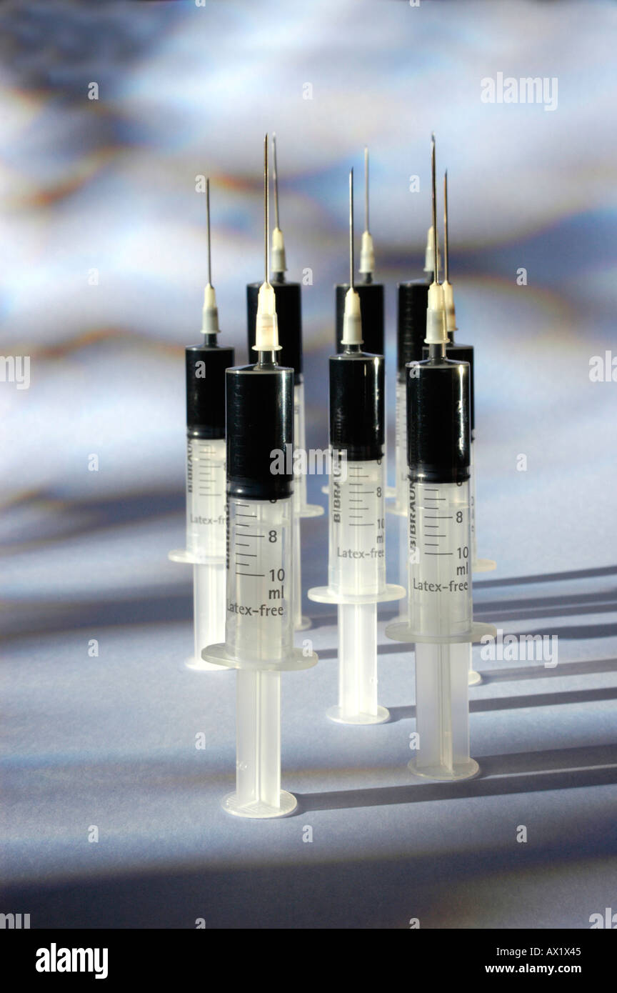Multiple syringes with coloured background Stock Photo - Alamy
