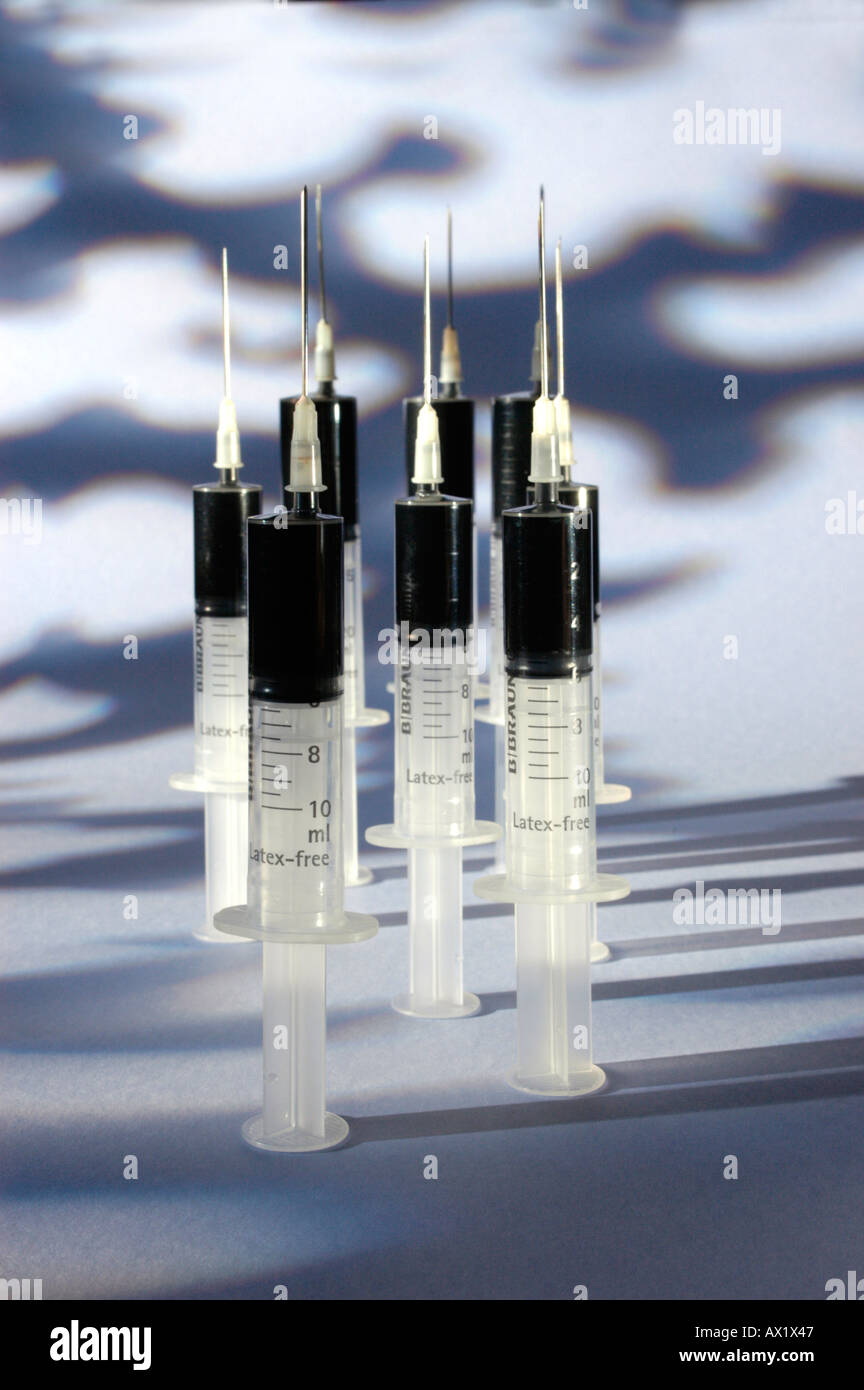 Multiple syringes with coloured background Stock Photo - Alamy