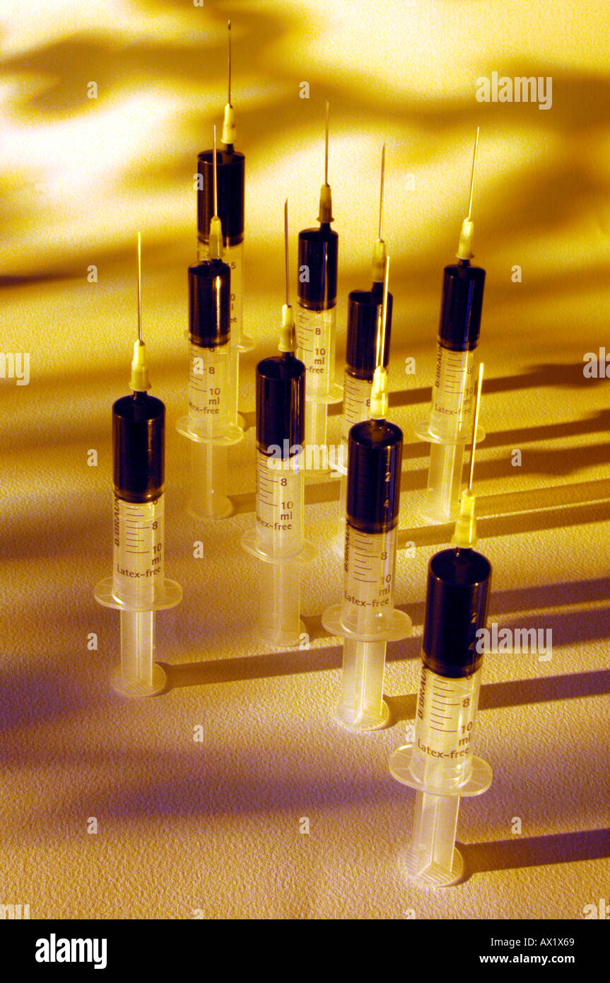 Multiple syringes with coloured background Stock Photo - Alamy