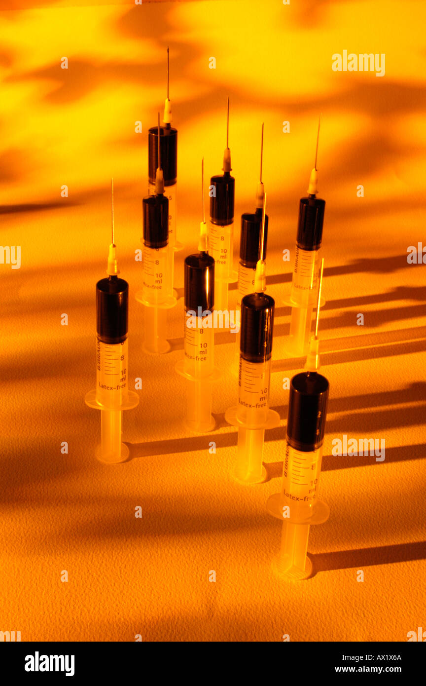 Multiple syringes with coloured background Stock Photo - Alamy